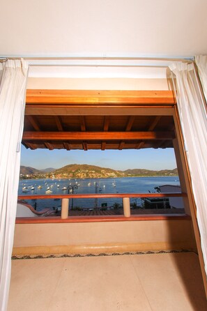 Quarto casal luxo, 2 camas de casal, sacada, vista para o mar | Vista do quarto