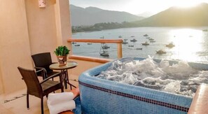 Quarto luxo, vista para o mar | Roupas de cama premium, edredons de pluma, cofres nos quartos