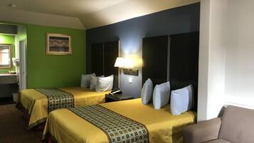 Quarto Deluxe, 2 camas de casal, fumadores | 20 quartos, secretária, quartos insonorizados, ferro/tábua de engomar
