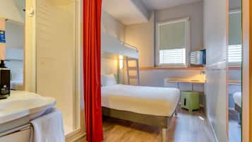 Quarto Duplo, várias camas | Cofre no quarto, secretária