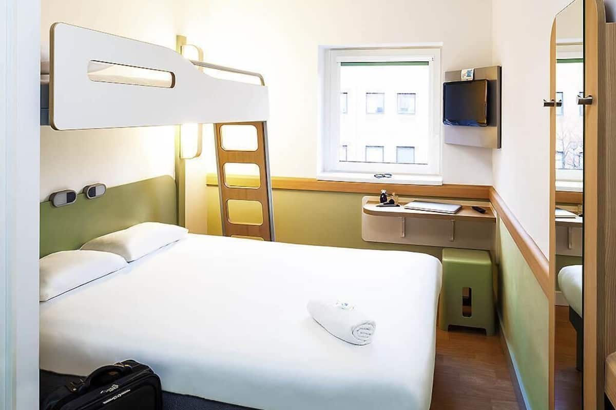 Quarto Triplo, 1 cama de casal | Secretária, Wi-fi grátis, roupa de cama fornecida