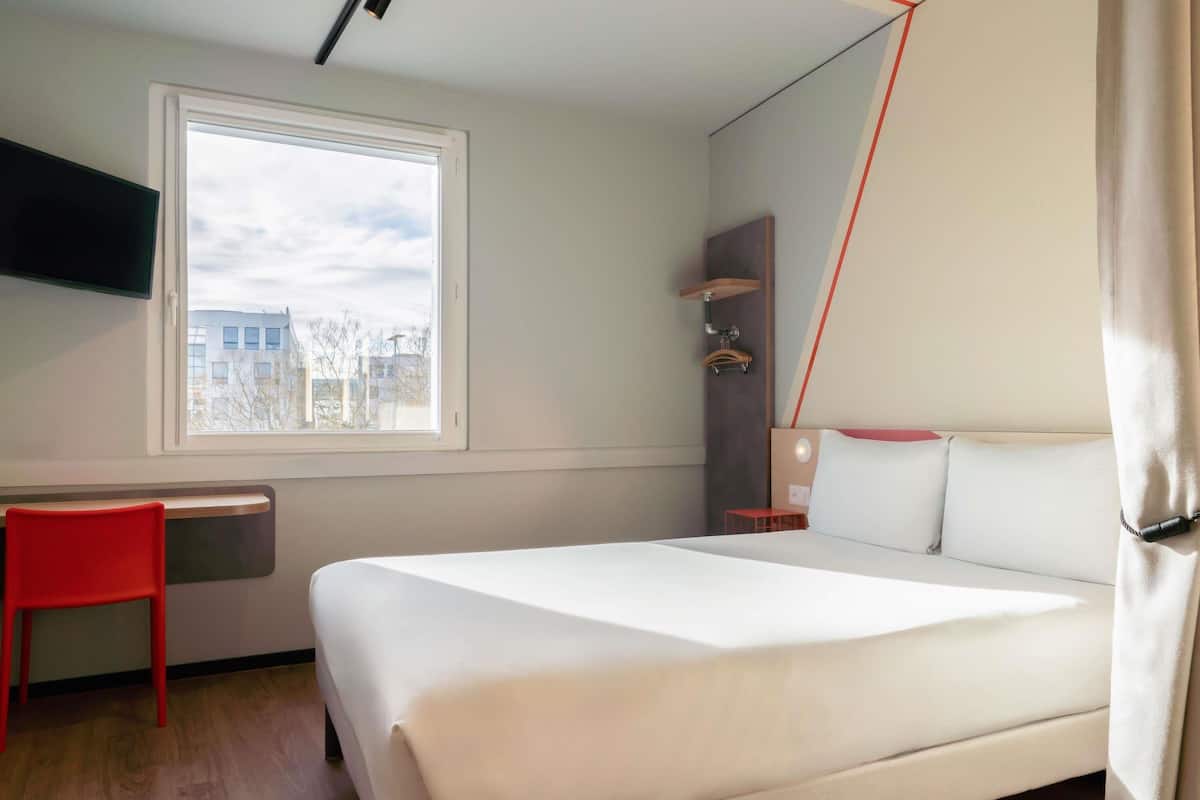 Quarto standard, 1 cama de casal | Roupas de cama premium, cofres nos quartos, escrivaninha