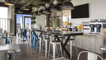 Pequeno-almoço tipo buffet diário (15 CHF por pessoa)