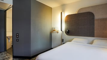 Quarto casal, acessível, para não fumantes | Escrivaninha, quartos à prova de som, ferros/tábuas de passar roupa