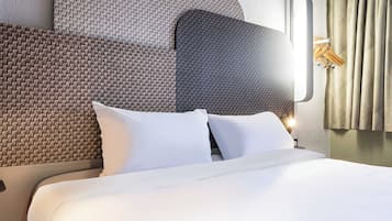 Quarto casal standard, para não fumantes | Roupas de cama premium, escrivaninha, Wi-Fi de cortesia, roupa de cama
