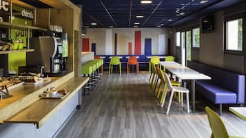 Café da manhã com buffet todos os dias (EUR 9.90 por pessoa)