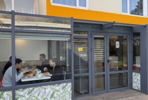 Pequeno-almoço tipo buffet diário mediante uma taxa 