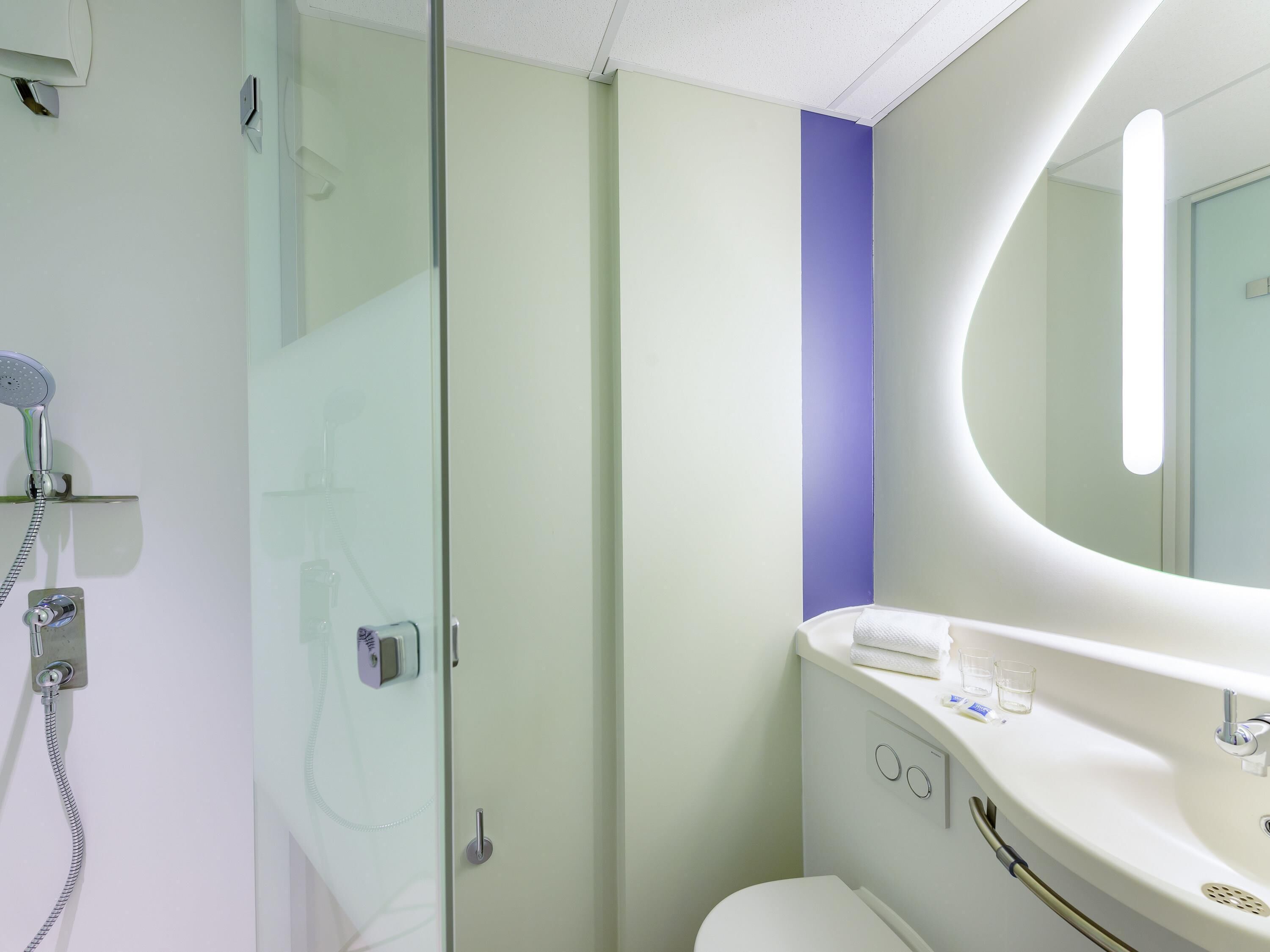 Escrivaninha, quartos à prova de som, Wi-Fi de cortesia, roupa de cama