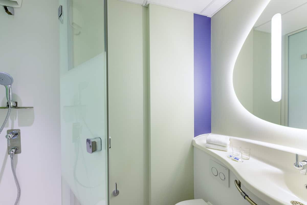 Escrivaninha, quartos à prova de som, Wi-Fi de cortesia, roupa de cama