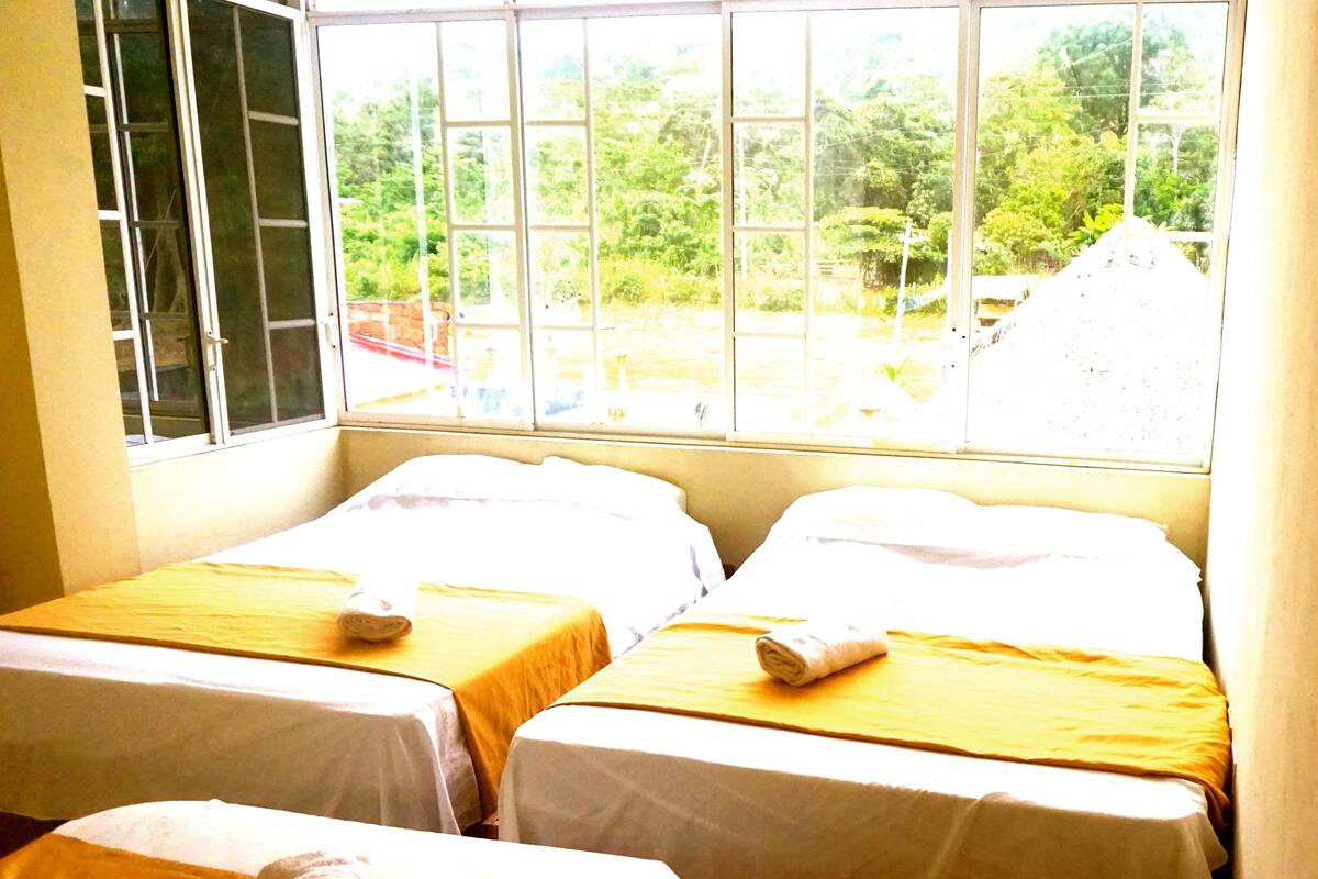 Quarto triplo básico, banheiro compartilhado | Cofres nos quartos, berços grátis, camas extras/dobráveis (sobretaxa)
