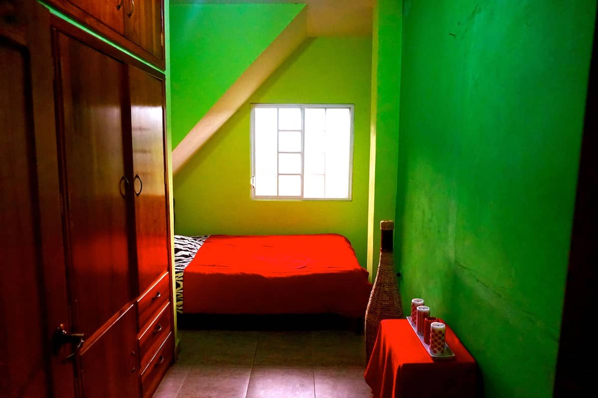 Quarto casal, banheiro compartilhado, vista para o jardim | Cofres nos quartos, berços grátis, camas extras/dobráveis (sobretaxa)