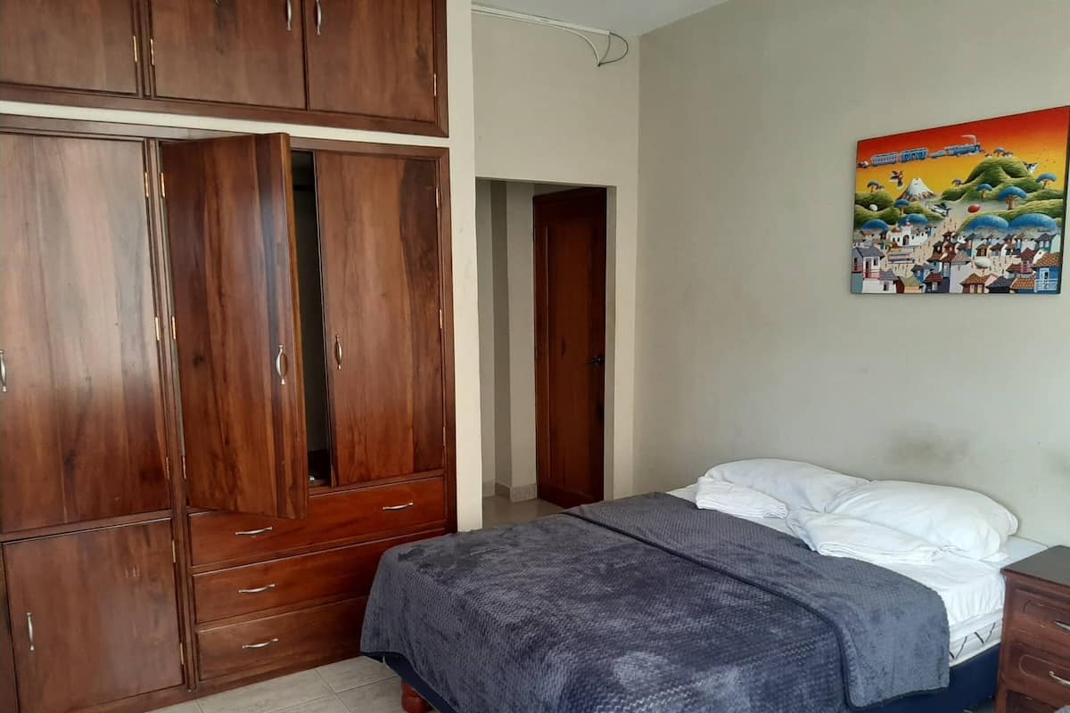 Quarto família, vista para a piscina | Cofres nos quartos, berços grátis, camas extras/dobráveis (sobretaxa)
