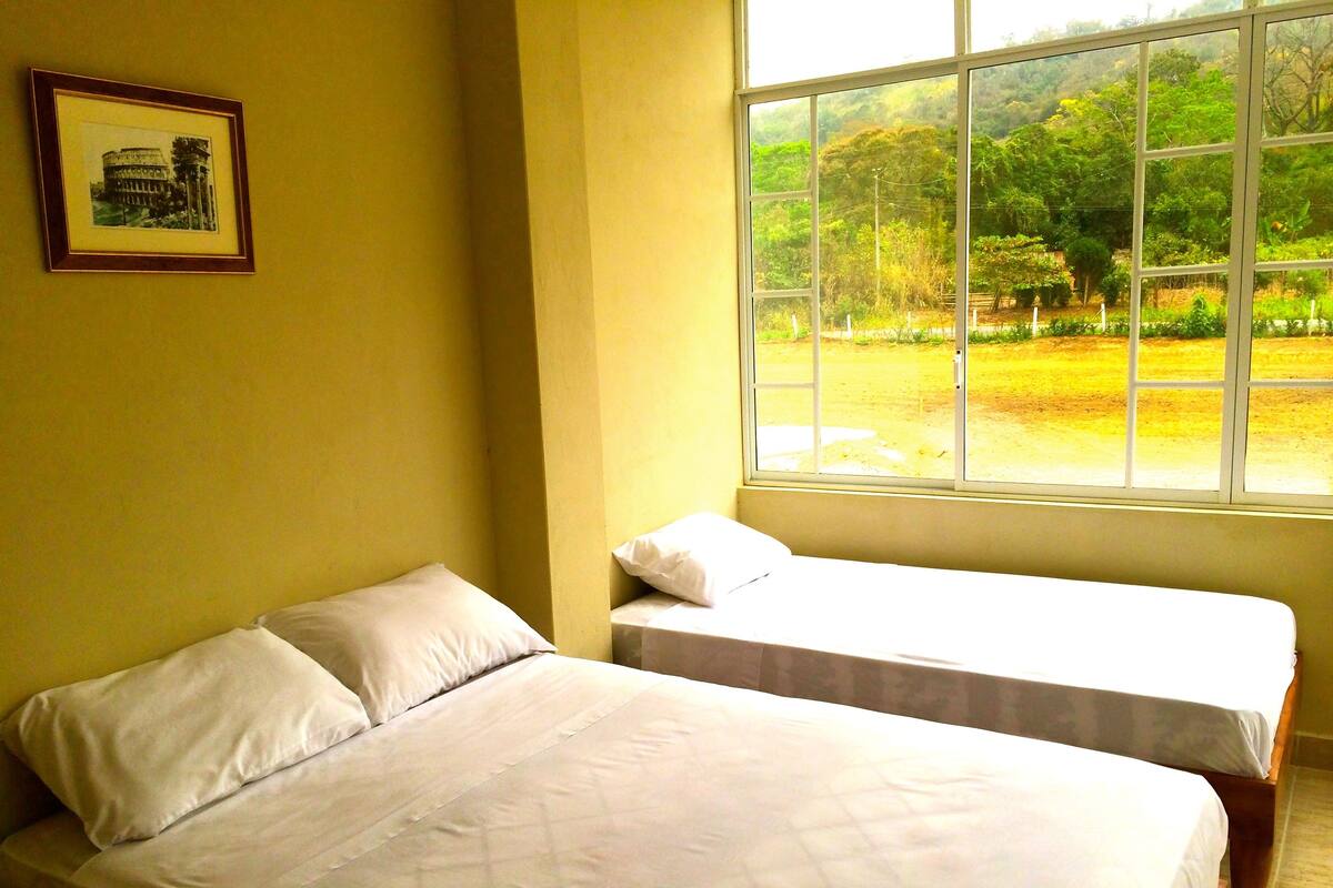 Quarto triplo superior, 1 quarto, vista para a piscina | Cofres nos quartos, berços grátis, camas extras/dobráveis (sobretaxa)