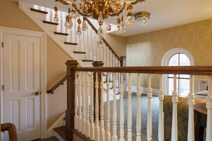 Suíte superluxo, 1 cama Queen e sofá-cama, para não fumantes, na torre | Área de estar | TV