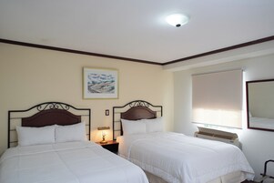 Double Room with one bed | Escrivaninha, ferros/tábuas de passar roupa