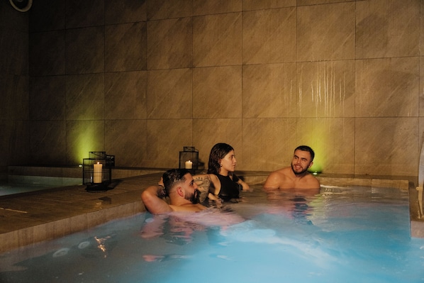 Banheira de hidromassagem interior
