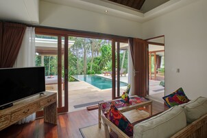 Vila presidencial, 2 quartos, piscina particular | Roupas de cama premium, frigobar, cofres nos quartos, escrivaninha