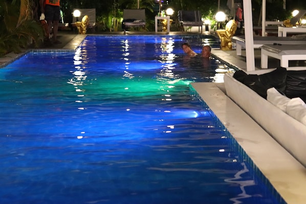 2 piscinas externas, funciona das 8h às 21h, guarda-sóis