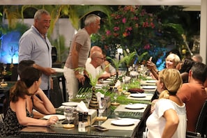 Café da manhã, almoço e jantar; local e internacional
