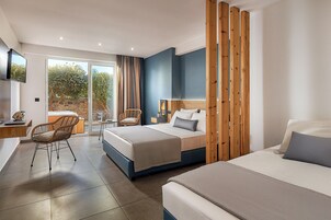 Superior Room with Outdoor Jacuzzi | Roupa de alta qualidade, camas de colchão viscoelástico 