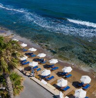 Uma praia privada, espreguiçadeiras, guarda-sóis de praia 