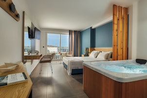 Superior Room with Indoor Jacuzzi | Roupa de alta qualidade, camas de colchão viscoelástico 