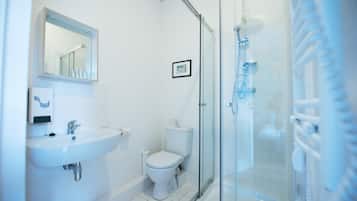 Quarto casal ou duplo standard | Banheiro | Chuveiro, produtos de toalete de grife, secador de cabelo