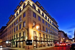 Um edifício histórico com uma placa de destaque indicando