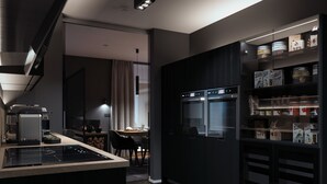 Uma cozinha moderna com fogão embutido, forno e um armário com utensílios de cozinha.