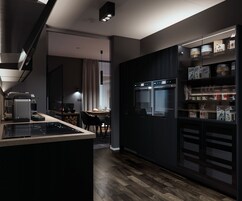Geladeira grande, fogão, cooktop, lava-louças