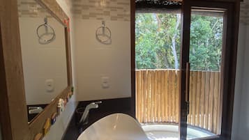 Casa Familiar, 3 quartos, vista para a piscina, no rés do chão | Casa de banho | Um polibã, um secador de cabelo, toalhas fornecidas