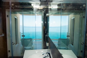 Quarto Duplo Deluxe, vista para o mar | Casa de banho | Um polibã, artigos de higiene pessoal grátis, um secador de cabelo