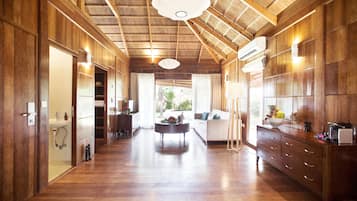 Royal Garden Villa with Private Pool | Área de estar | TV LED