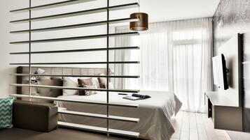 Quarto quádruplo superior | Roupas de cama premium, edredons de pluma, camas com colchões pillow-top