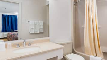 Uma combinação polibã/banheira, um secador de cabelo