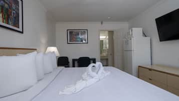 Quarto Superior, 1 cama king-size, não fumadores, frigorífico e micro-ondas | Cortinas/cortinados opacos, Wi-fi grátis, roupa de cama fornecida