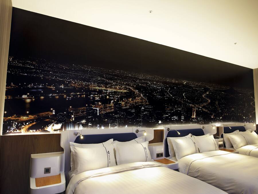 Edredões de penas, cofre no quarto, com decoração personalizada