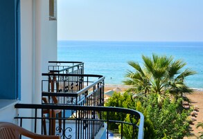 Quarto Quádruplo | Roupa de alta qualidade, minibar, cofre no quarto, secretária 