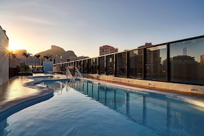 Piscina externa, funciona das 9h às 17h, guarda-sóis, espreguiçadeiras