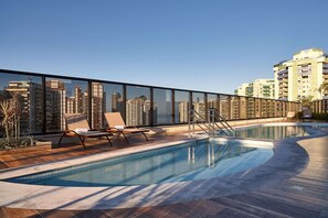 Piscina exterior, da(s) 9:00 à(s) 17:00, guarda-sóis, espreguiçadeiras 