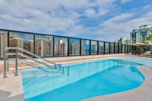Piscina externa, funciona das 9h às 17h, guarda-sóis, espreguiçadeiras