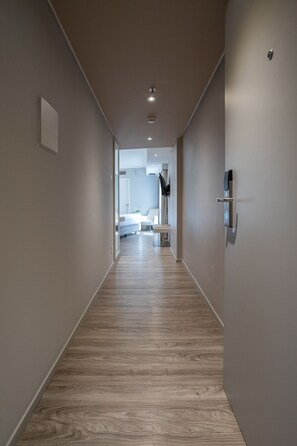 Quarto família, 1 cama Queen, para não fumantes | Frigobar, cofres nos quartos, escrivaninha
