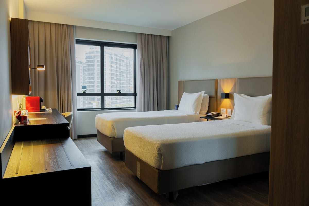 Business Class Twin | Minibar, cofre no quarto, secretária 
