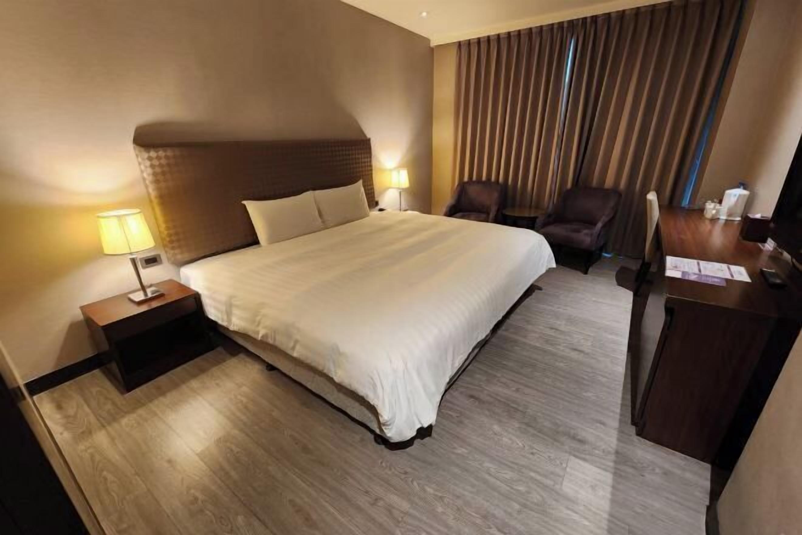 Cofres nos quartos, escrivaninha, cortinas blackout