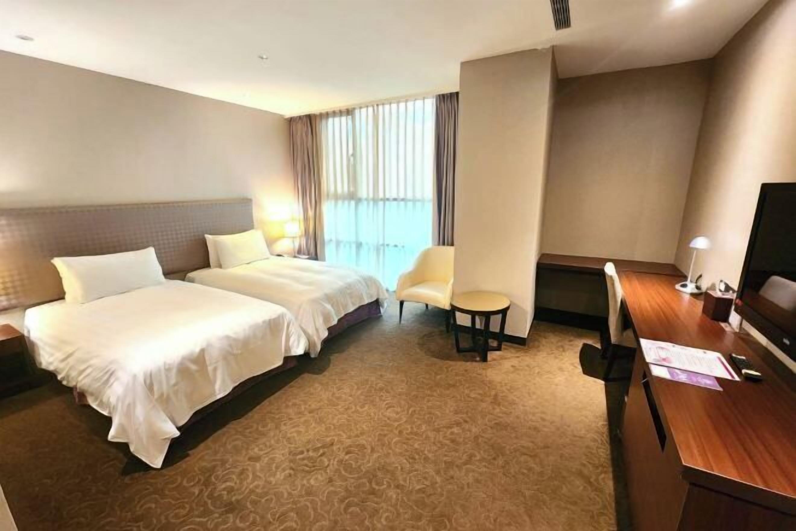 Cofres nos quartos, escrivaninha, cortinas blackout