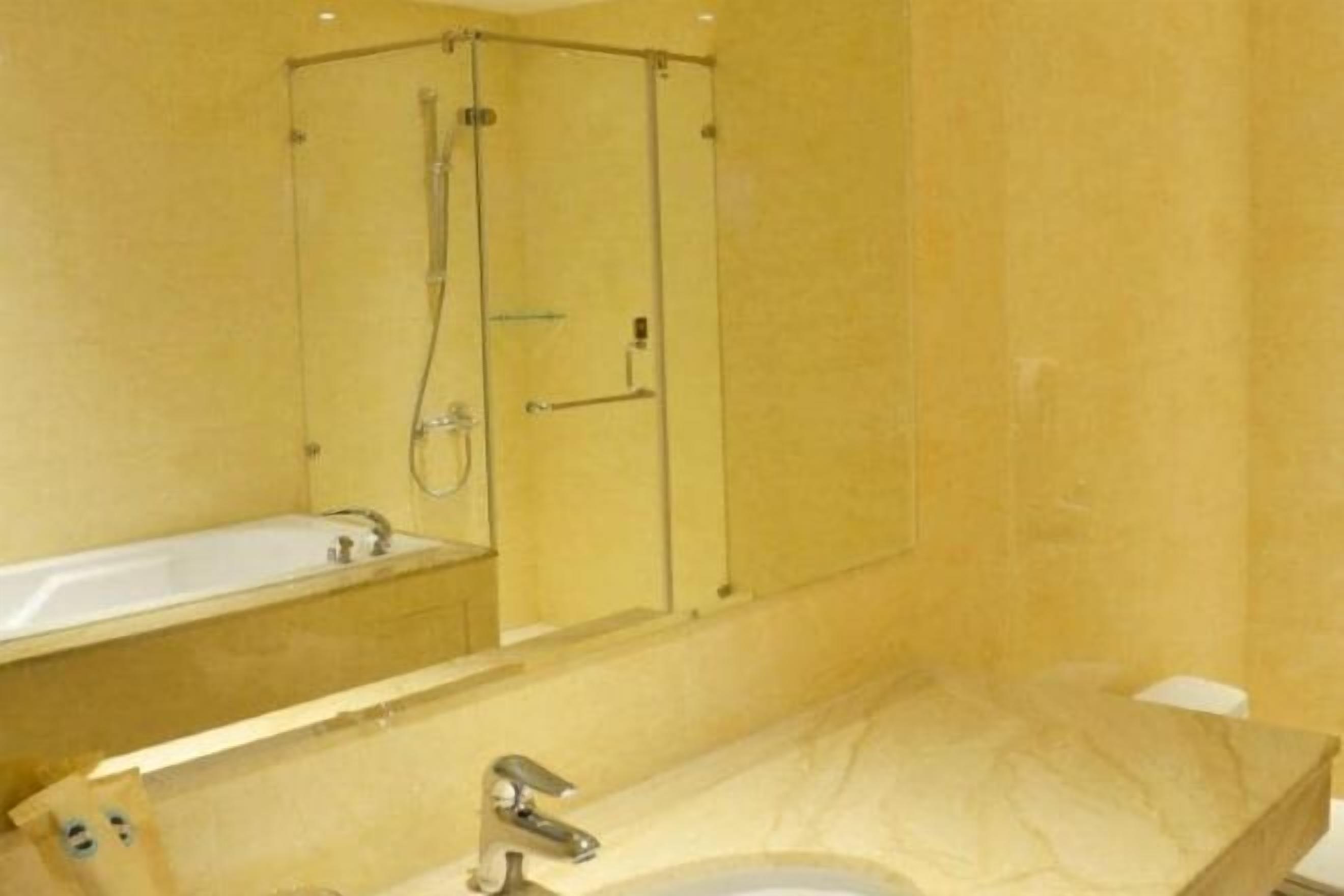 Chuveiro, chinelos, toalhas de banho 