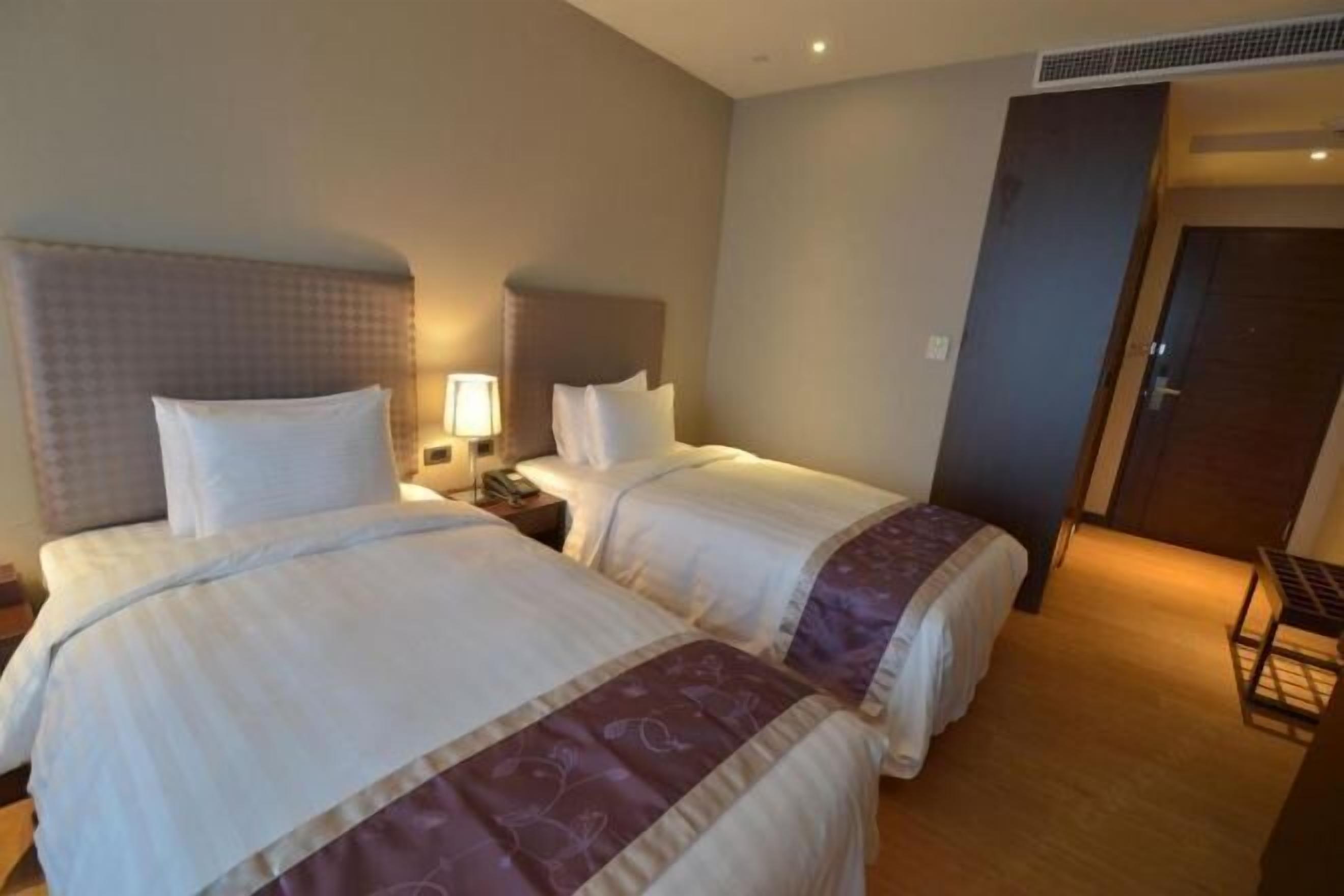 Cofres nos quartos, escrivaninha, cortinas blackout