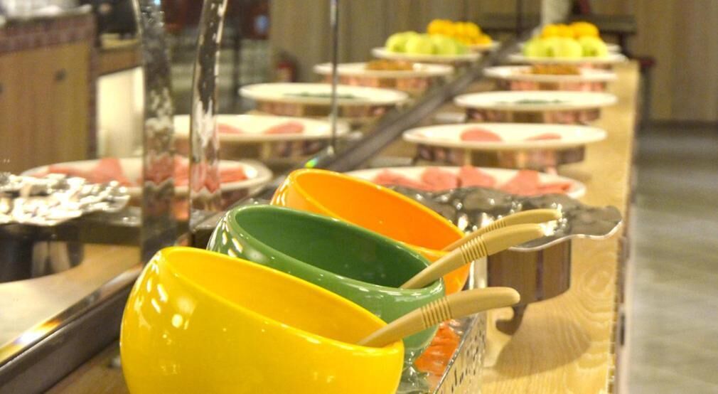 Disposição de buffet com várias tigelas e utensílios.