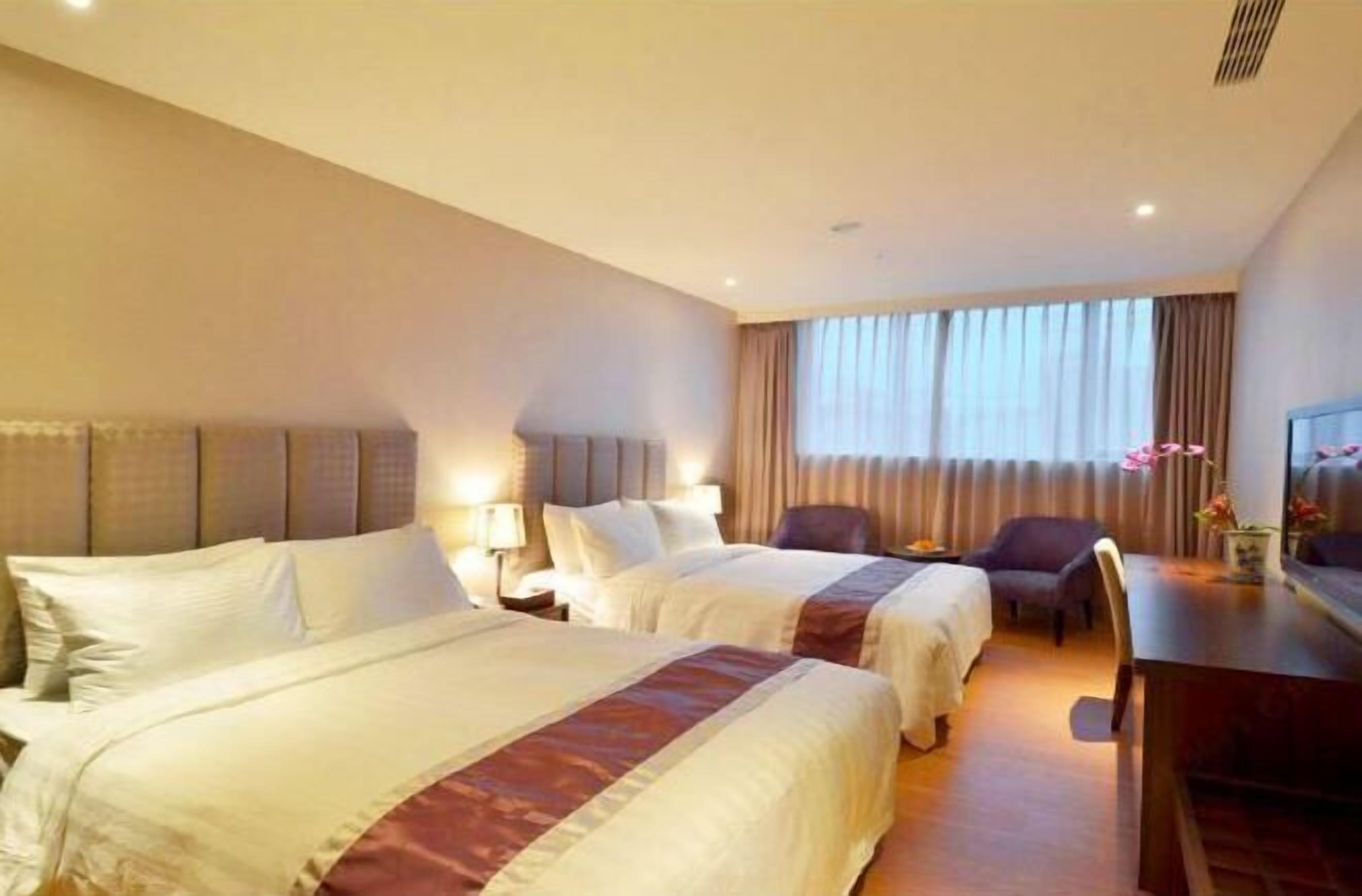 Cofres nos quartos, escrivaninha, cortinas blackout