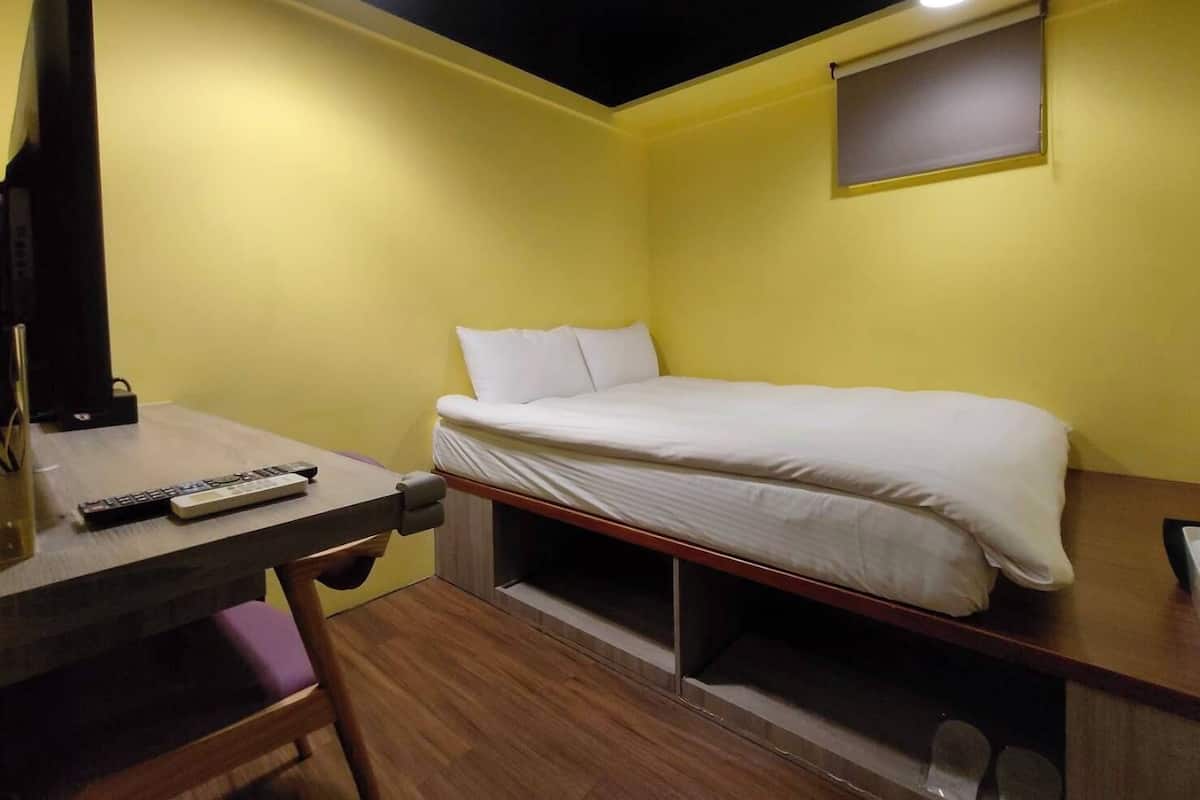 Quarto casal econômico, suíte | Roupas de cama premium, edredons de pluma, escrivaninha